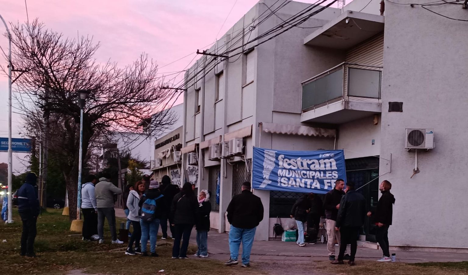 Los municipales de Fray Luis Beltrán mantienen la huelga y esperan la ...